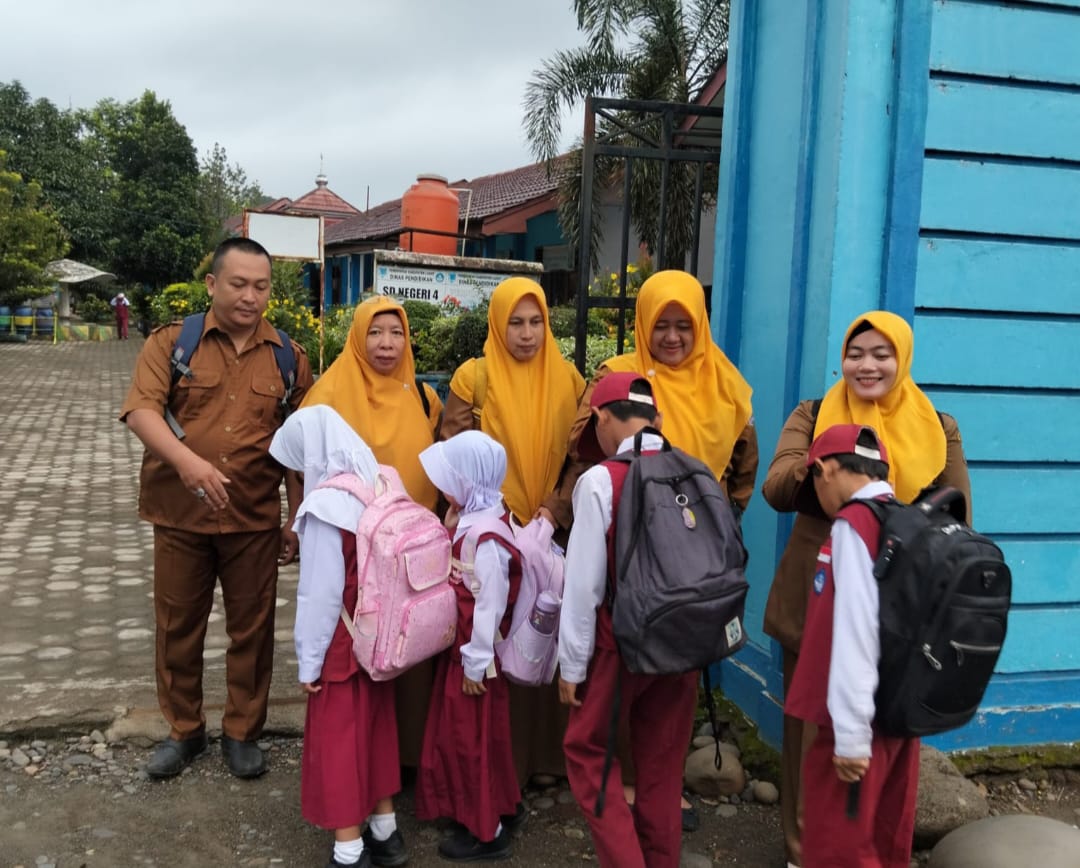 SDN 4 Merapi Barat Budayakan Salam Sebelum Masuk Ruang Kelas